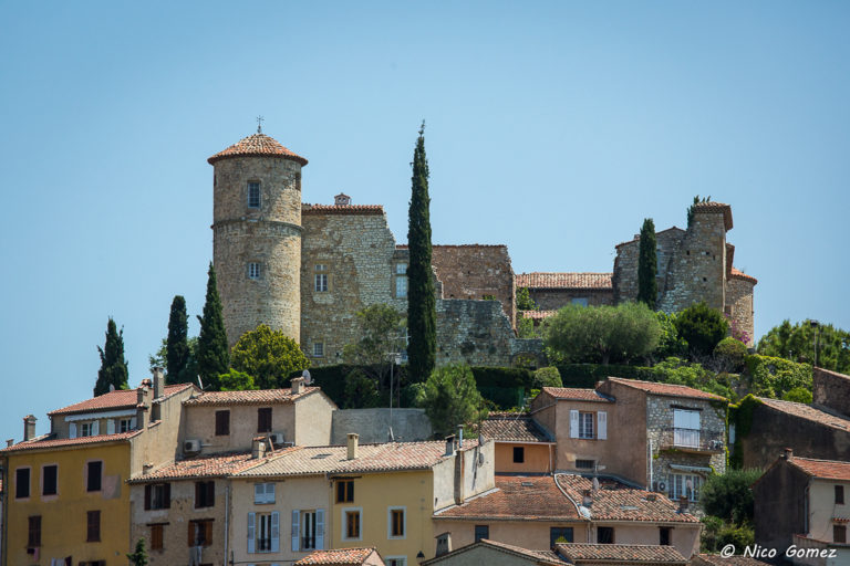 Callian, village perché à 325m d’altitude avec ses rues en spirales