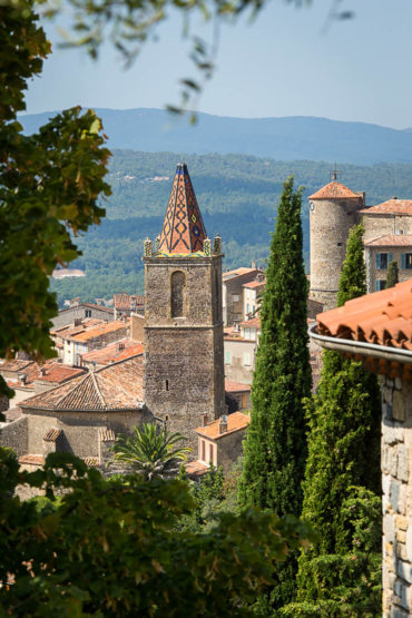 Callian, village perché à 325m d’altitude avec ses rues en spirales